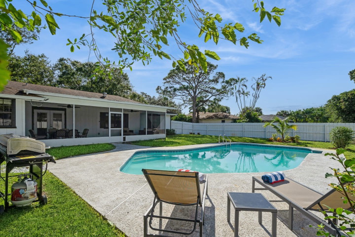 Quiet Home W/heated Saltwater Pool/bbq. Full Fence - Vero Beach, FL