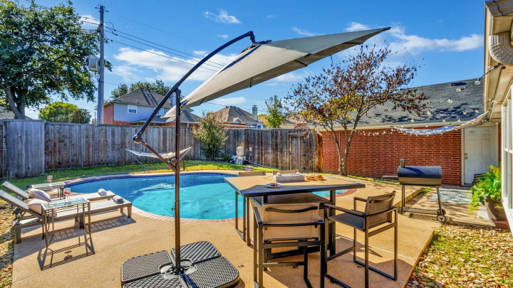 Splash & Play Hideaway: Pool House + Game Room/gym - Grapevine, TX