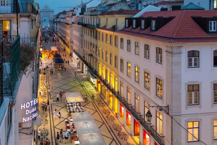 Luxury Apartment With Balcony - Main Street Lisbon - Alfama