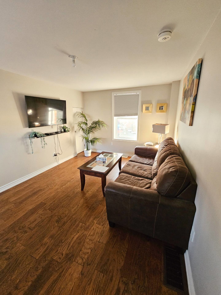 Spacious 2-bedroom Ground Floor Unit Near Beach - Cobourg