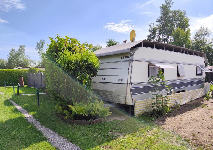 Wohnwagen Mit Holzvorbau, Terrasse, Garten - Allemagne