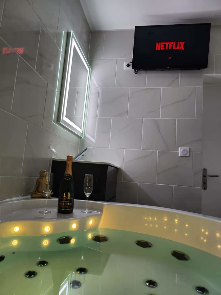 Cozy Jacuzzi Apartment + Free Parking 4 Km From Paris - Montmorency