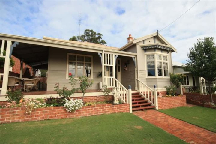 Loft Above Heritage Home In Bunbury Cbd - 번버리
