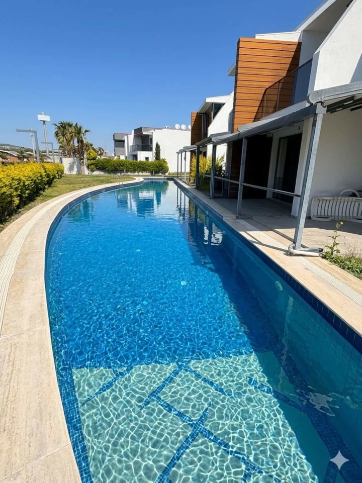 Maison Individuelle Avec Piscine, à 600&nbsp;M De La Mer, Centre Commercial En Face - Davutlar