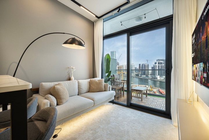Near Metro | 1br | Pool & Balcony With Canal Views - Dubai