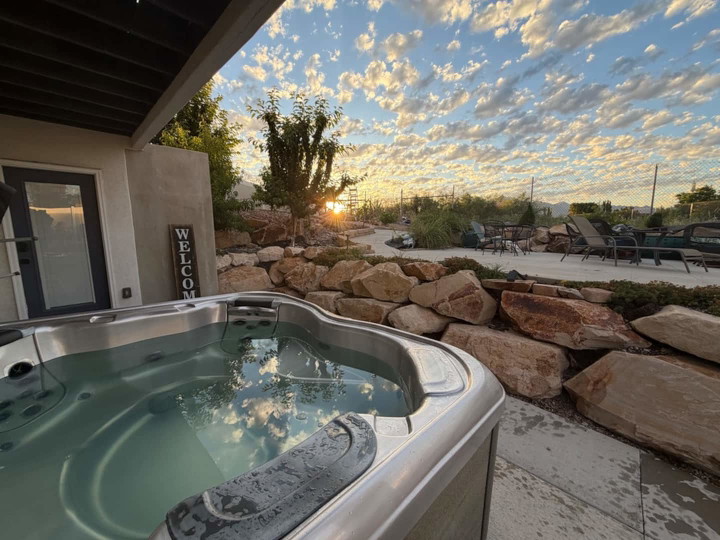 Serene Riverton Studio / Mountain Views / Hot Tub / 22mi To Slc & Ski Resorts - South Jordan, UT