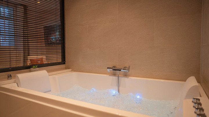 Suite De Luxe Jacuzzi/balnéo,king Size Bed - Collobrières