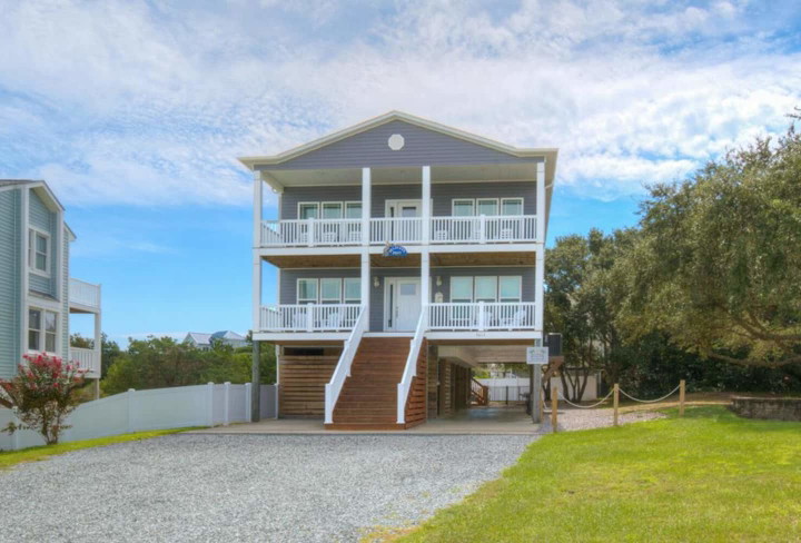 Pelican's Post: Spacious 5br Beach House - Oak Island, NC
