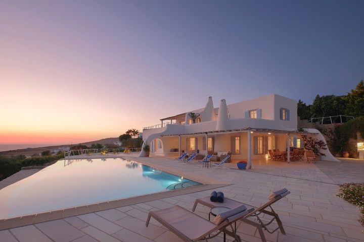 La Lujosa Villa Delion Domina La Bahía Con Impresionantes Vistas Día Y Noche. - Paros