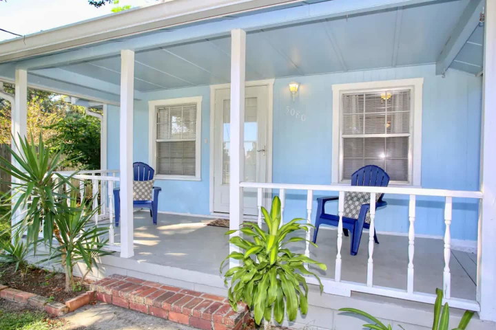 Charming Winter Park Fully Furnished & Pet Friendly Farmhouse Bungalow - Winter Park, FL