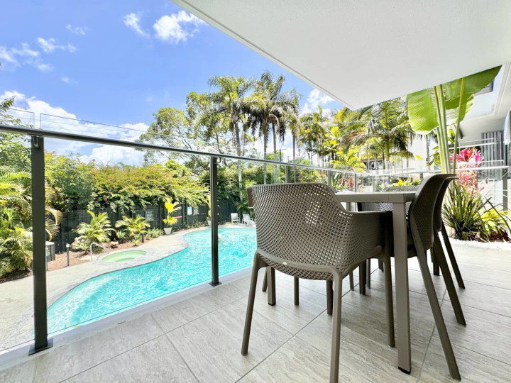 Chic 2 Bdrm Poolside Apartment - Noosa Heads