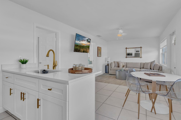 3 Bedrooms, 2 Full Baths-mnts To Beach - Vero Beach, FL