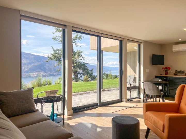 Deluxe King Room - Kelowfornia Lakeview Retreat - British Columbia