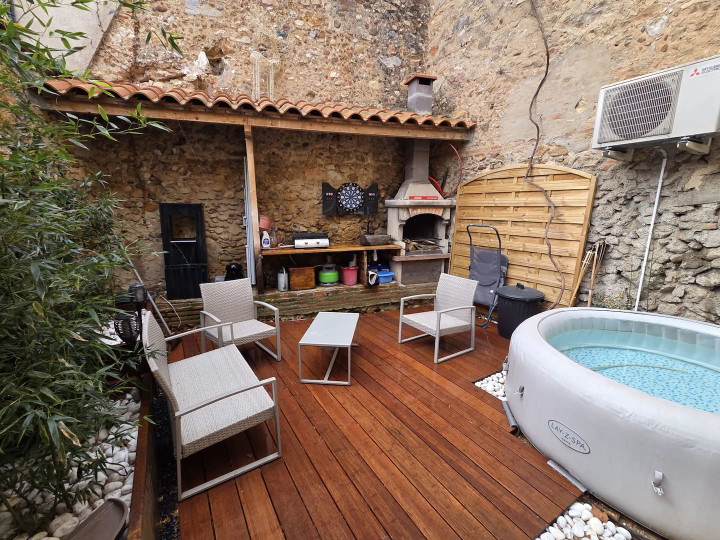 Jolie Maison De Village Avec Patio Cœur De Thuir. - Thuir
