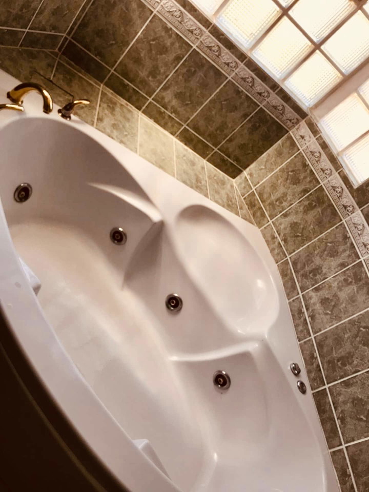 Cozy 2-bed W/ Jacuzzi - Jamaica