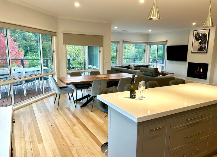 Modern With Views - Town Centre - Currawong Rd