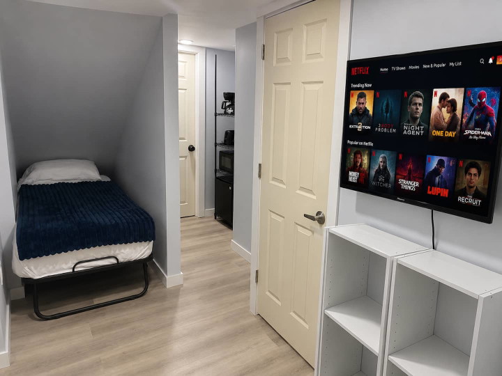 Cozy Private Studio  Walk To Caesars Free Parking - Windsor, ON, Canada