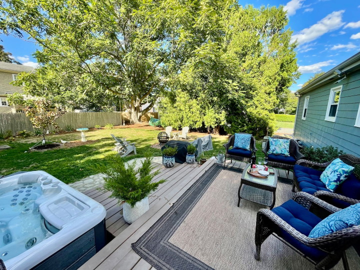 Sweet Spot: Hot Tub, King Bed, Town & Beaches! - Bristol, RI