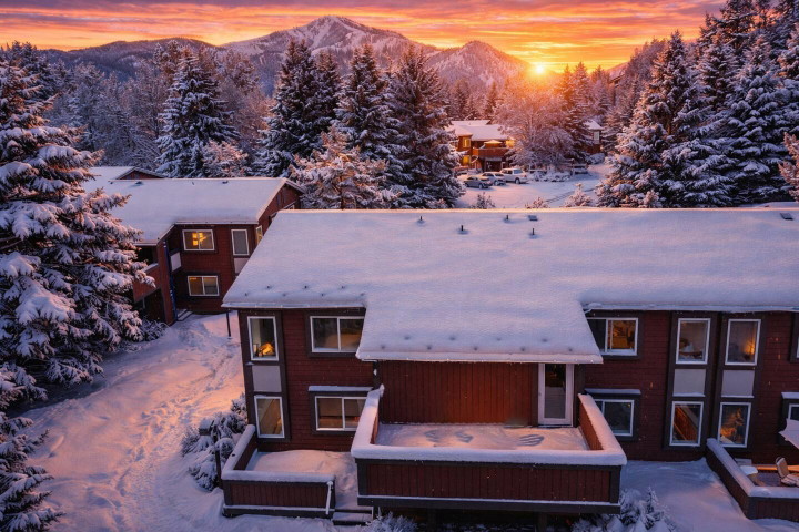 Spacious Sun Valley Condo With Creekside Deck - Sun Valley, ID