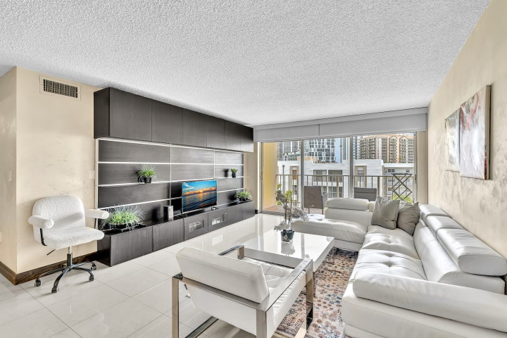 Beach Walk Huge 2 Bedroom W/ Free Parking +Balcony - Sunny Isles Beach, FL