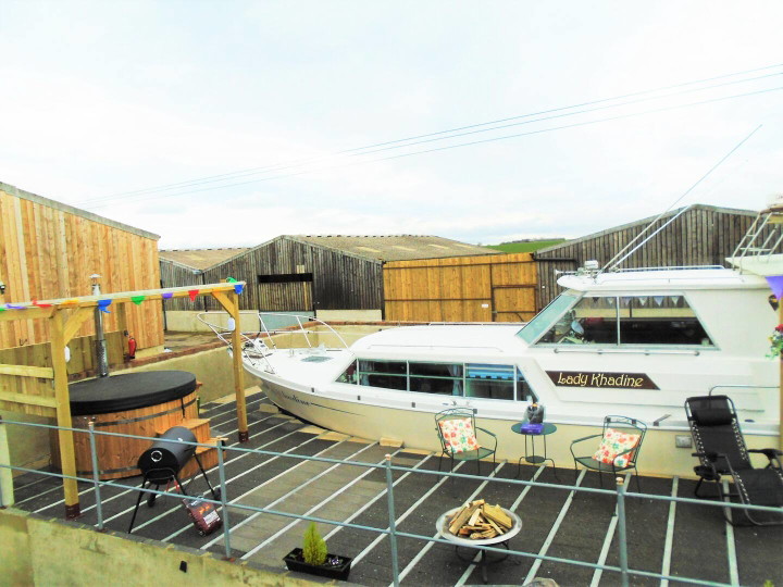 Boat  With Hot Tub - Yorkshire