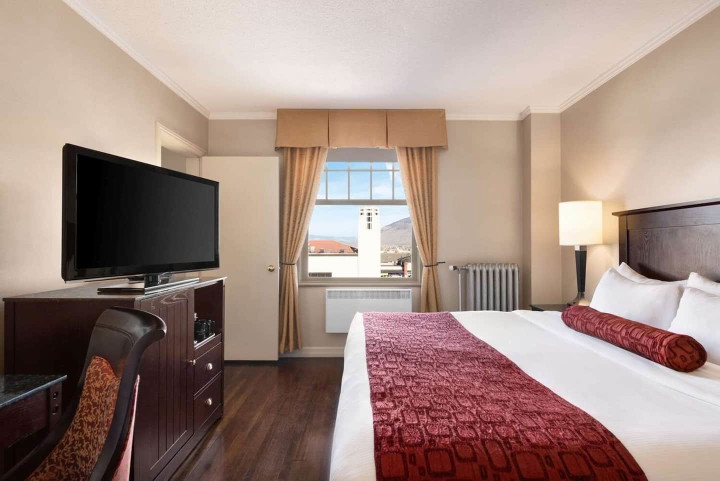 Plaza Hotel L 1 King Bed L Historic Downtown - 