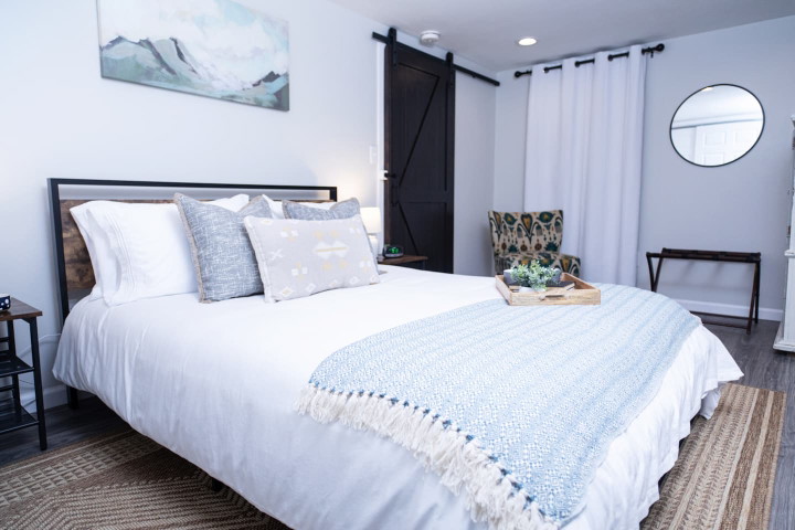 Modern Farmhouse Suite Newly Remodeled + Amenities - Kansas City, MO