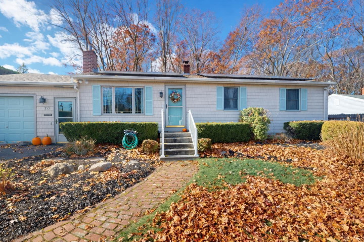 Cozy New England Getaway - Warwick, RI
