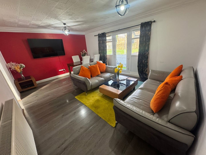 Main Door House Near City With Car Parking & Patio - Glasgow