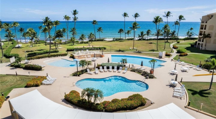 Beachfront 2 Bedrooms + Pools & Views - Puerto Rico