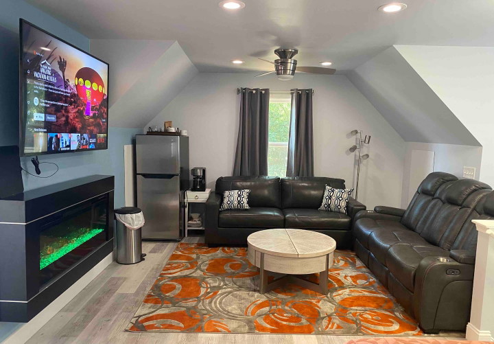 Adorable Studio With Indoor Fireplace - Charlotte, NC