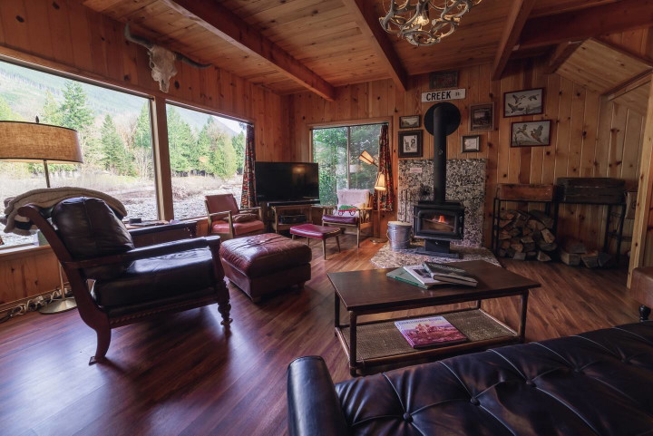 Cozy Riverfront Cabin W/fireplace + Mountain Views - Skykomish, WA