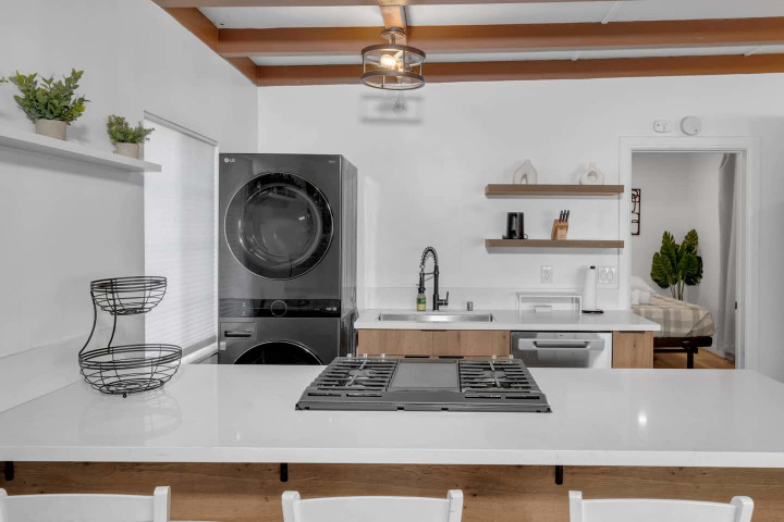 Modern Apartment Near Disneyland - Free Parking - Downey, CA