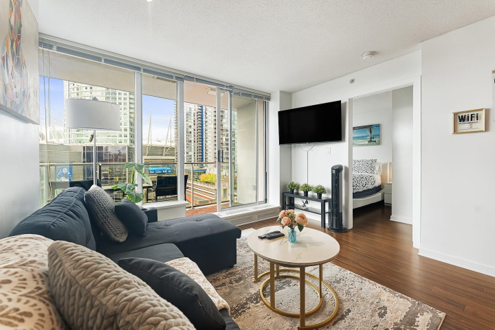 Downtown Core 2 Bedroom - Pool, Gym & Free Parking - Vancouver