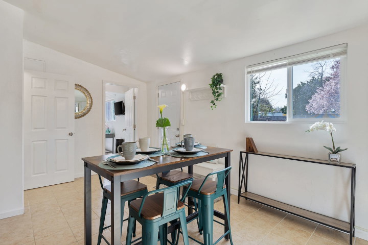 Convenient Cozy Cottage Full Kitchen +Parking - Hayward, CA