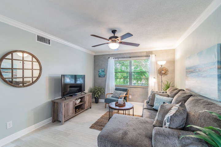 Coastal Condo On Dunedin Causeway! Walk To The Bea - Dunedin, FL