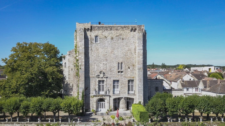 Maison De Famille Du Xiiième, Monument Historique. - Fontainebleau