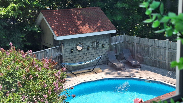 Entire Loft: King Bed & Pool View - Granma's Attic - New Glasgow