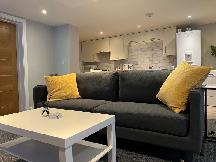 Stylish Basement Flat With Free Parking - Altrincham
