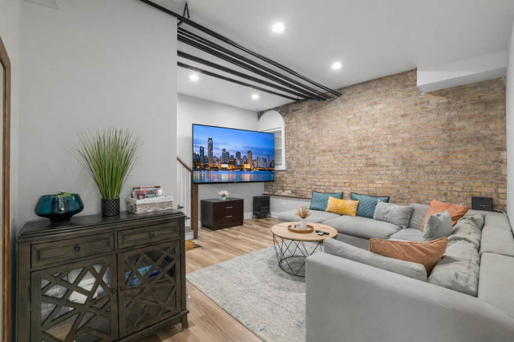 Chic Chicago Hideaway Near Suburbs W/ Parking - Chicago, IL