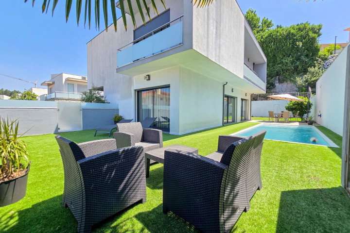 Spacious 4br Villa With Pool In Pevidem - Guimarães
