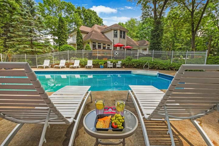Private Oasis  Heated Pool, Hot Tub, Koi Pond, Waterfall, Theater Room & More! - Battle Creek, MI