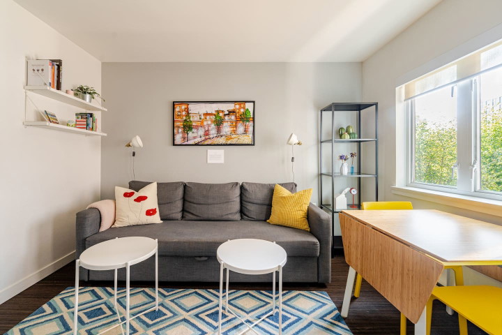 Cozy & Colourful 1 Br Apt In Historic Gastown - North Vancouver