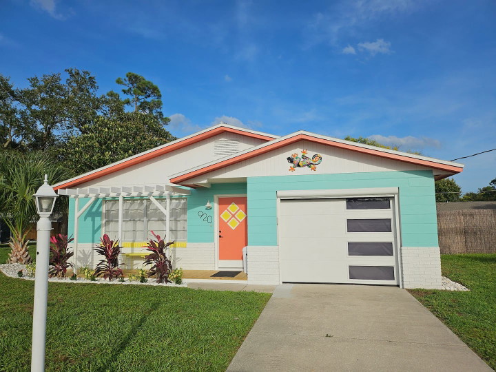 Beach Bum Bungalow - Daytona Beach Shores, FL