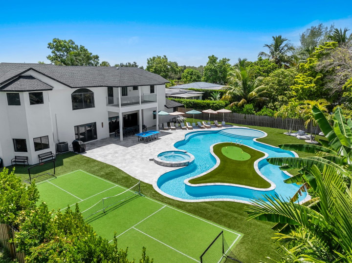 Villa Rio Grande 8br | Lazy River Pool& Pickleball - Miami Gardens, FL