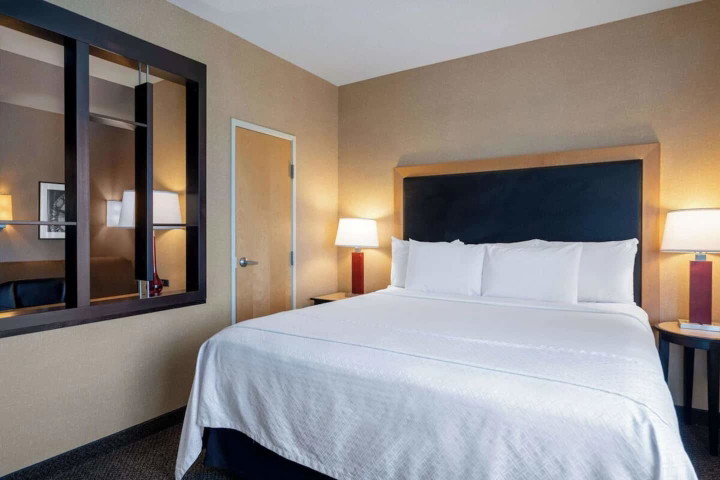 2br King/queen | Wyndham Noblesville | Group Suite - Fishers, IN