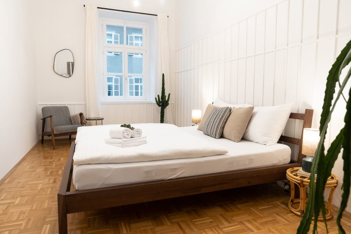 Stay At A Café | Historic Apartment - Graz