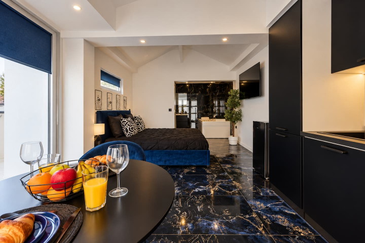 Elegant Jacuzzi Suite  Black & Blue Decor  Sleeps 2 - Noisy-le-Grand