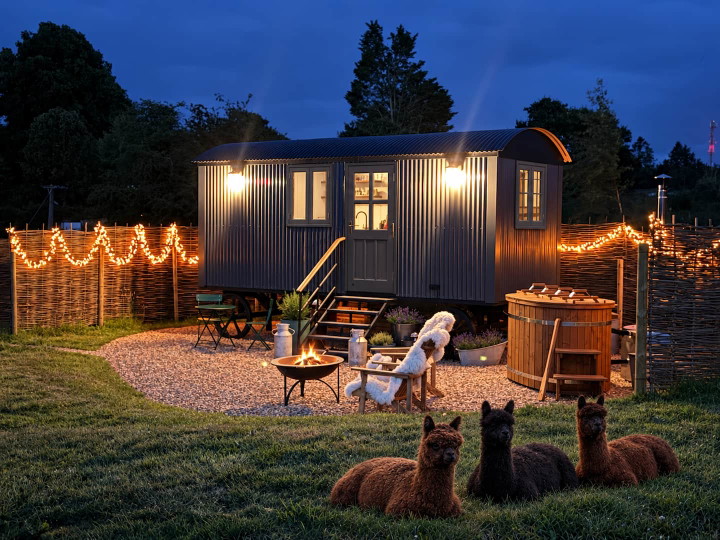 Edie Hut @ Rest & Retreats | Alpacas & Hot Tub - Oxford