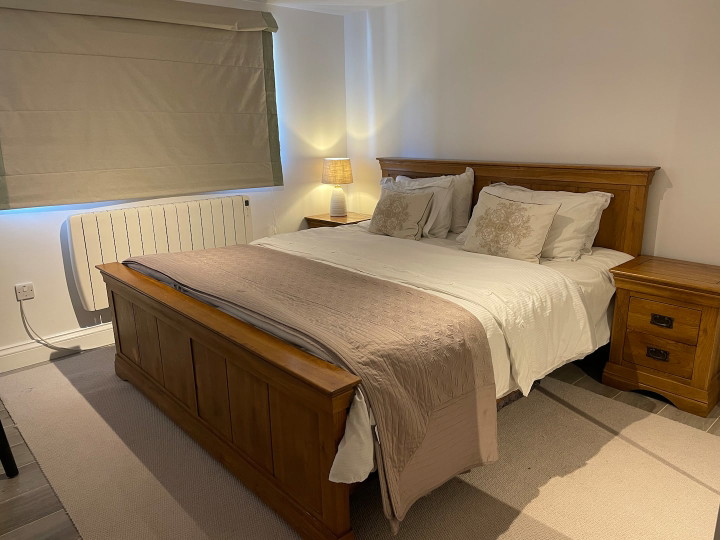 Cozy & Bright Detached Annexe With Free Parking - Redhill